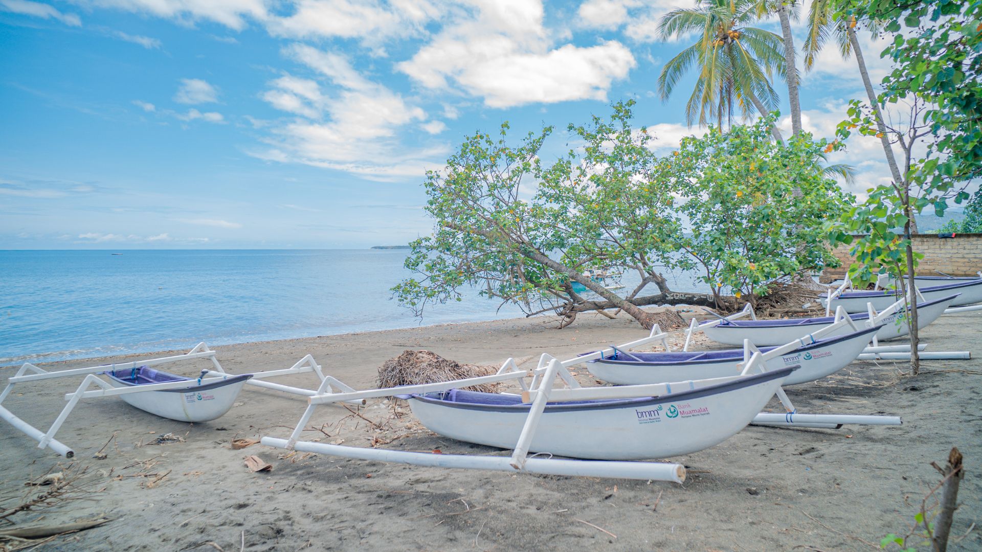 BMM dan Bank Muamalat Resmikan Program Bantuan Sampan dan Distribusi Sembako di Lombok Utara