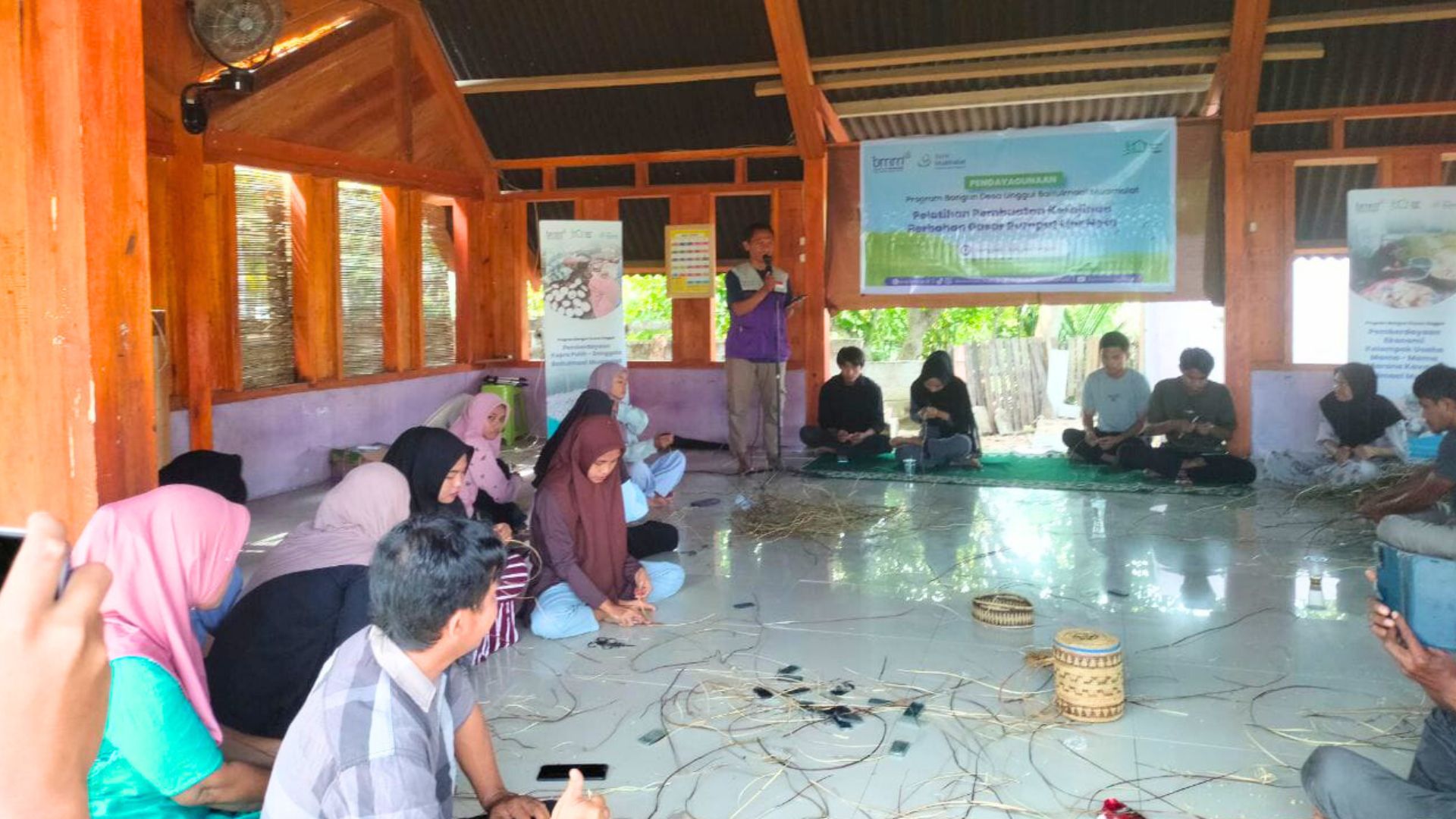 BMM Gelar Pelatihan Kerajinan Rumput Liar Netu untuk Pemberdayaan Masyarakat Marana