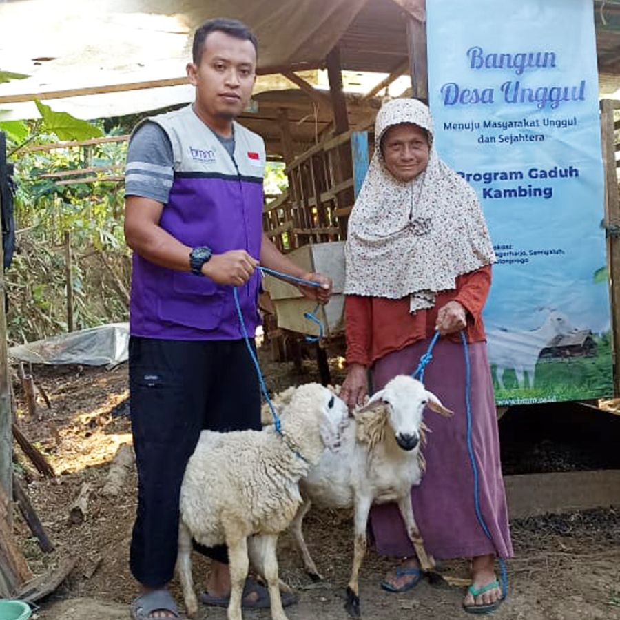 Penerima Manfaat Mendapatkan Kambing dari Hasil Gaduh Kambing