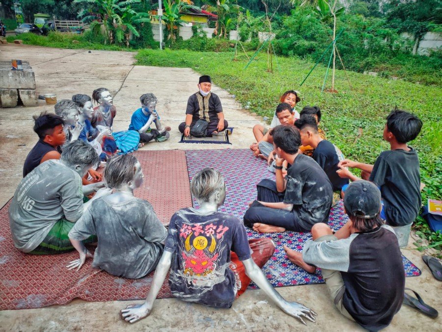 Bantu Ratusan Anak Punk Belajar Ngaji